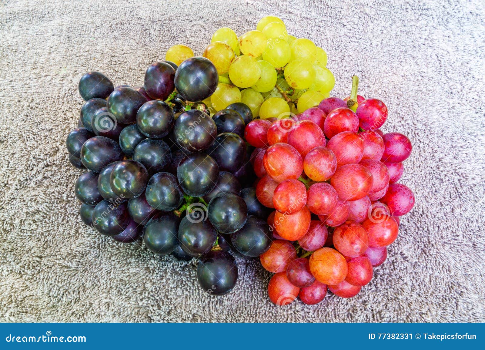 Racimo Tres De Uvas Fotos De Stock - Descarga 73 Fotos Libres de Derechos