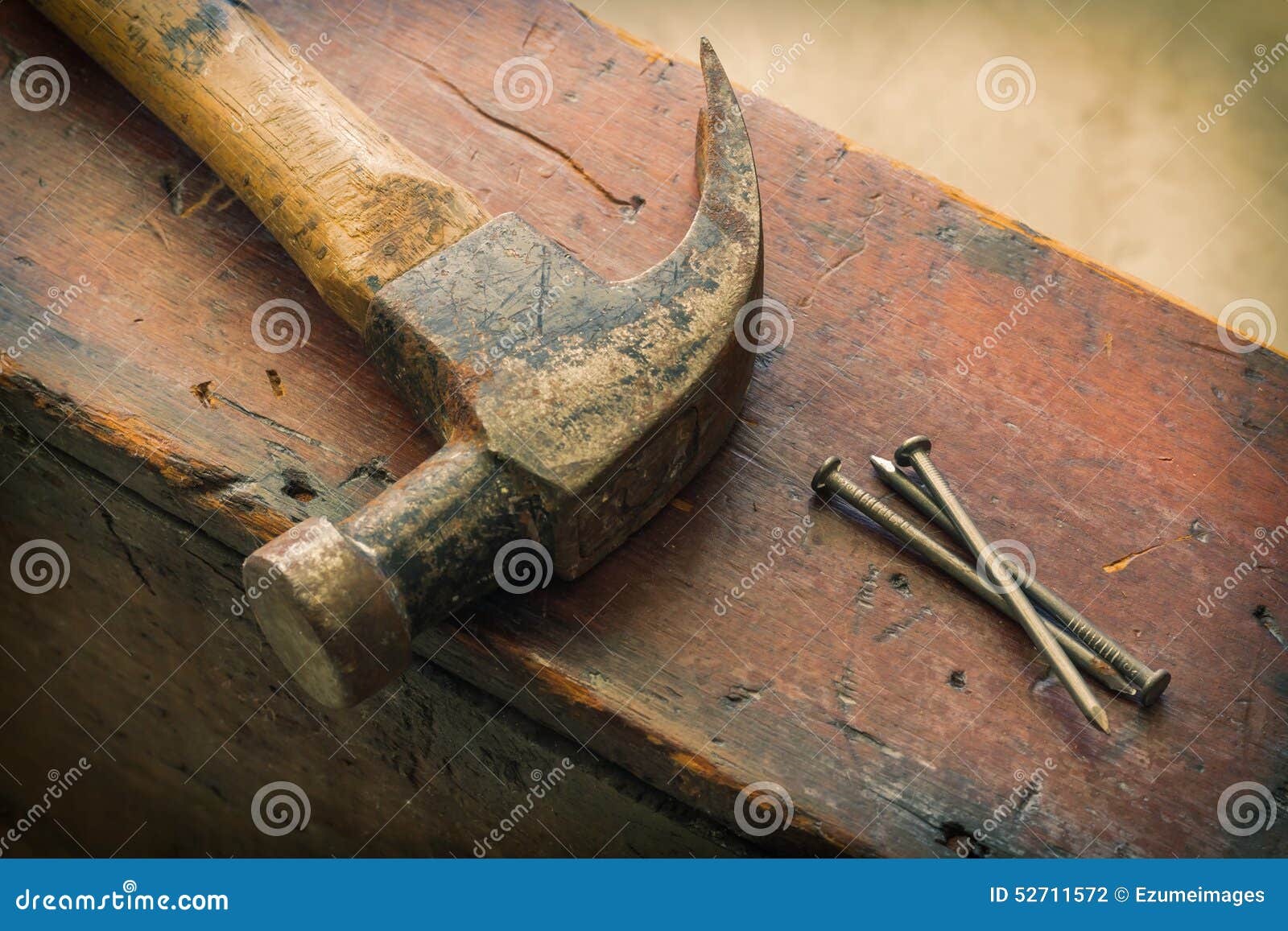 Tres clavos y martillos foto de archivo. Imagen de hierro - 52711572
