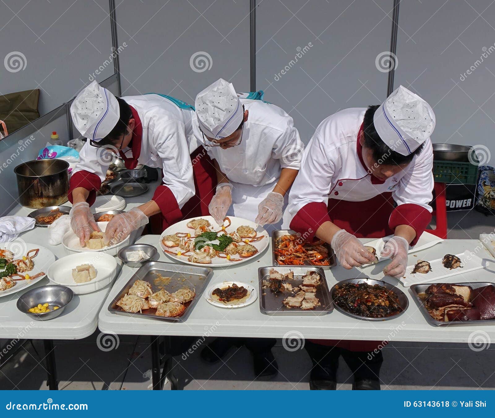 Tres Cocineros En Una Competencia De Cocinar Foto de archivo editorial - Imagen de taiwan ...