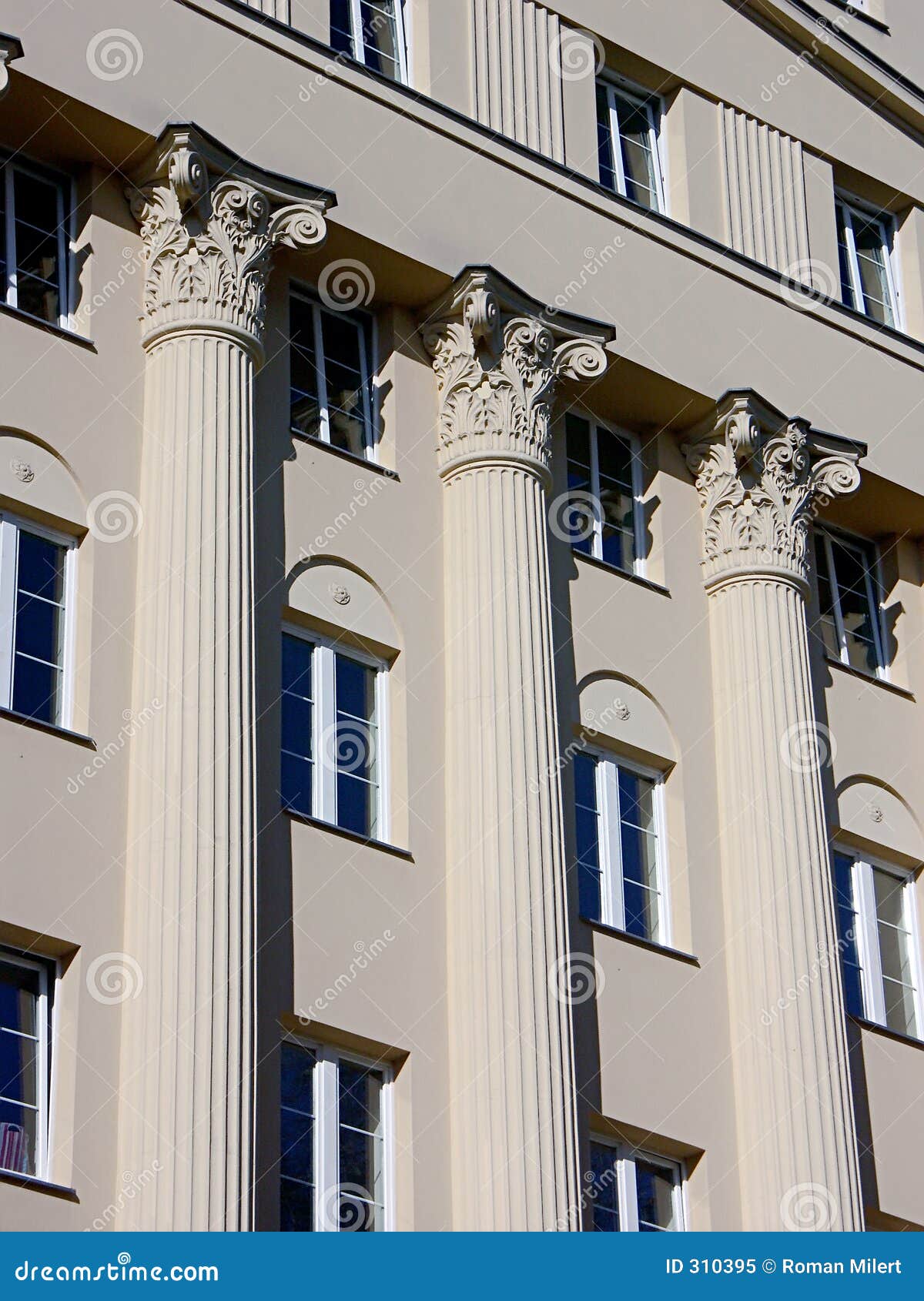 Tres columnas imagen de archivo. Imagen de pista, justicia - 310395