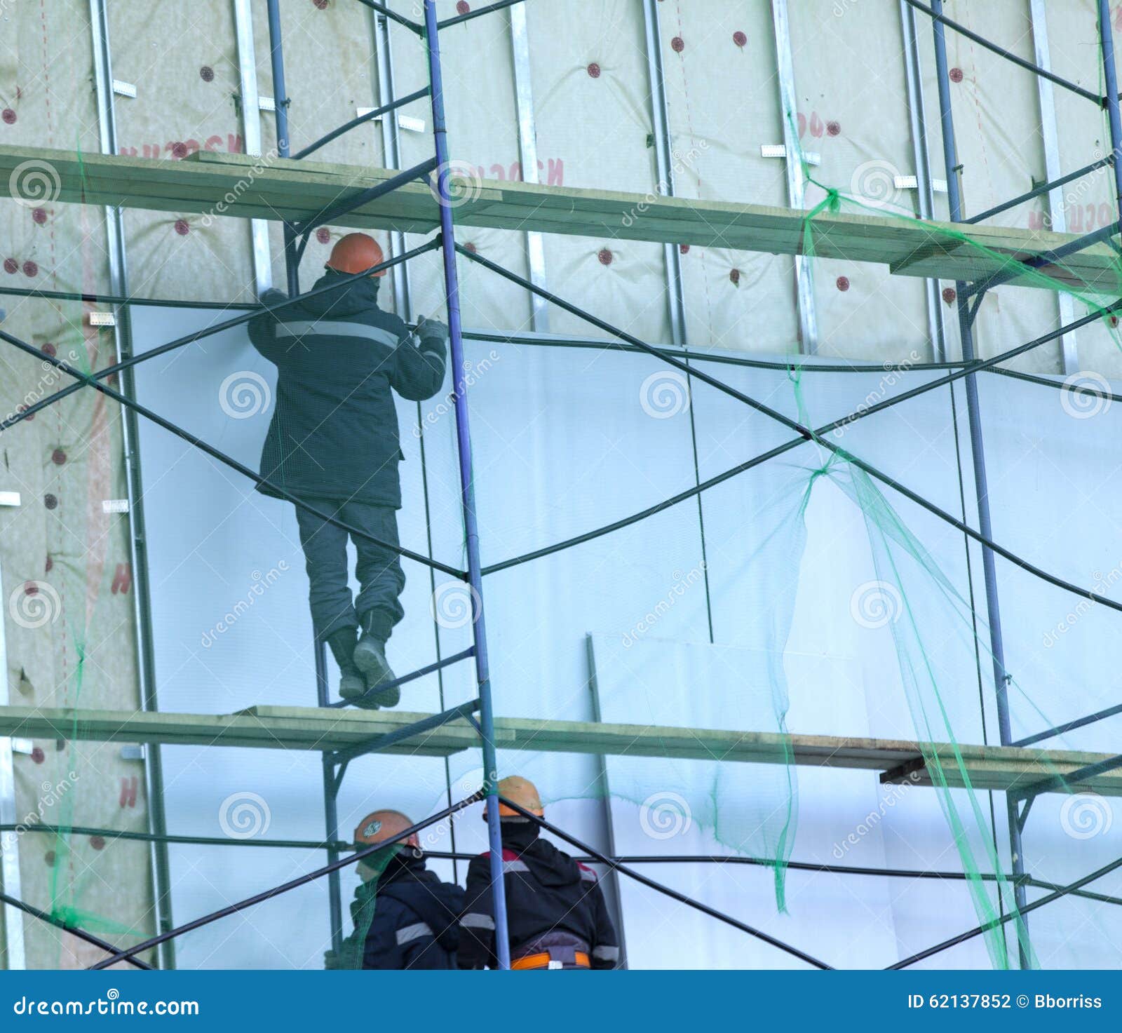 Tres Constructores Construyen La Casa Foto de archivo - Imagen de ...