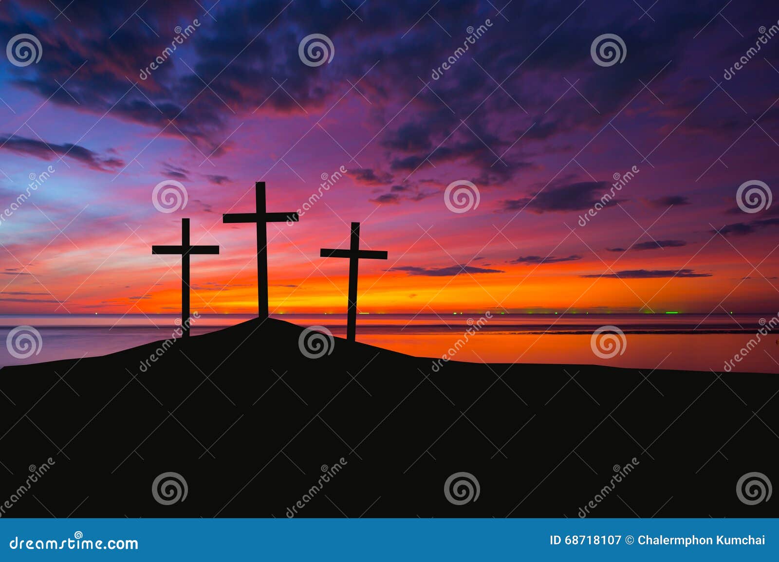 Tres cruces en una colina imagen de archivo. Imagen de cristo - 68718107