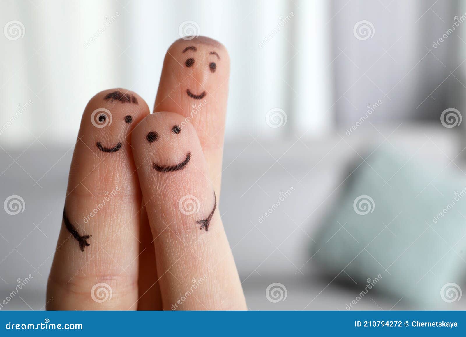 Tres Dedos Con Dibujos De Caras Felices Sobre Fondo Borroso Espacio ... Tres Dedos Con Dibujos De Caras Felices Sobre Fondo Borroso Espacio ...