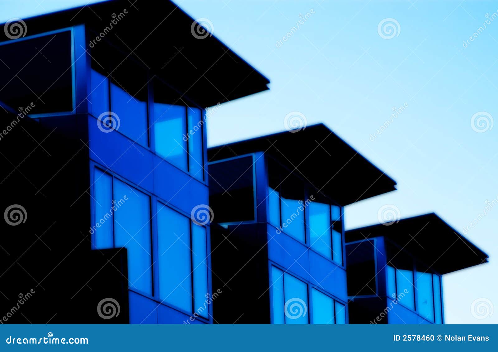 Tres edificios azules foto de archivo. Imagen de ciudad - 2578460