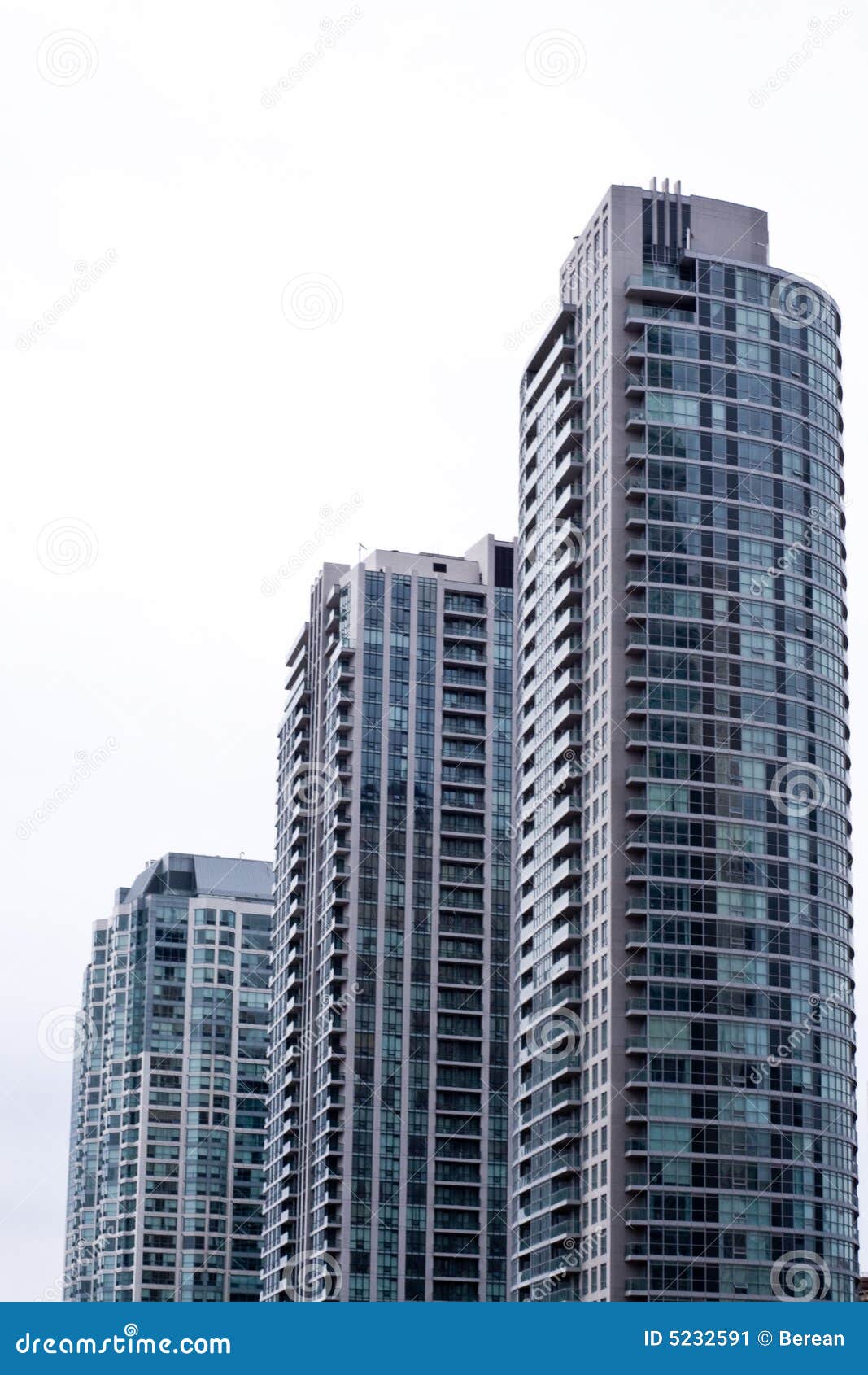 Tres Edificios Del Condominio Imagen de archivo - Imagen de subida ...