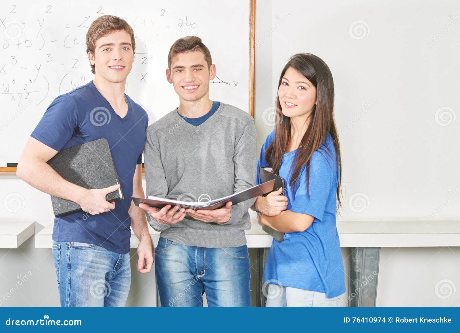 Tres estudiantes en clase foto de archivo. Imagen de carpeta - 76410974
