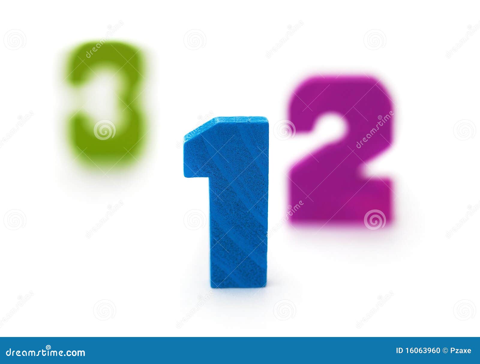 Tres Figuras En El Fondo Blanco Foto de archivo - Imagen de conjunto ...