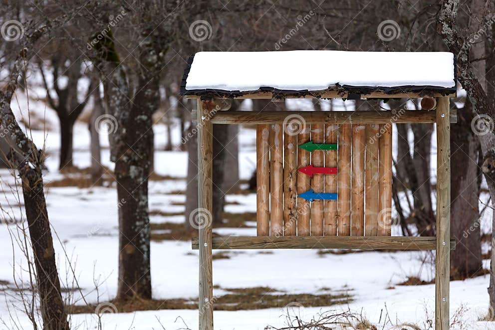 Tres flechas clavadas imagen de archivo. Imagen de colorido - 106737899