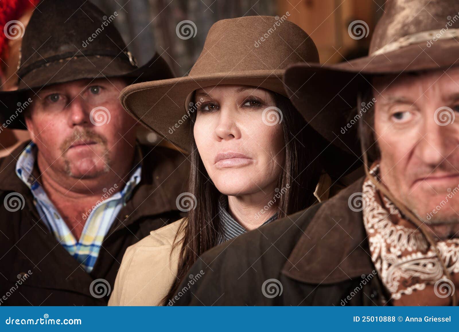 Tres forajidos en salón foto de archivo. Imagen de oeste - 25010888