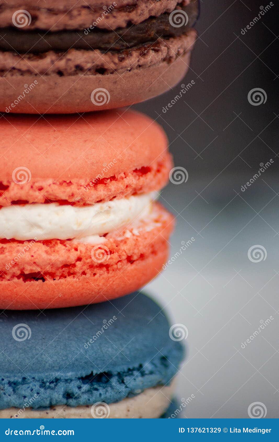 Tres Galletas Francesas De Macaron Apilaron Imagen de archivo - Imagen ...