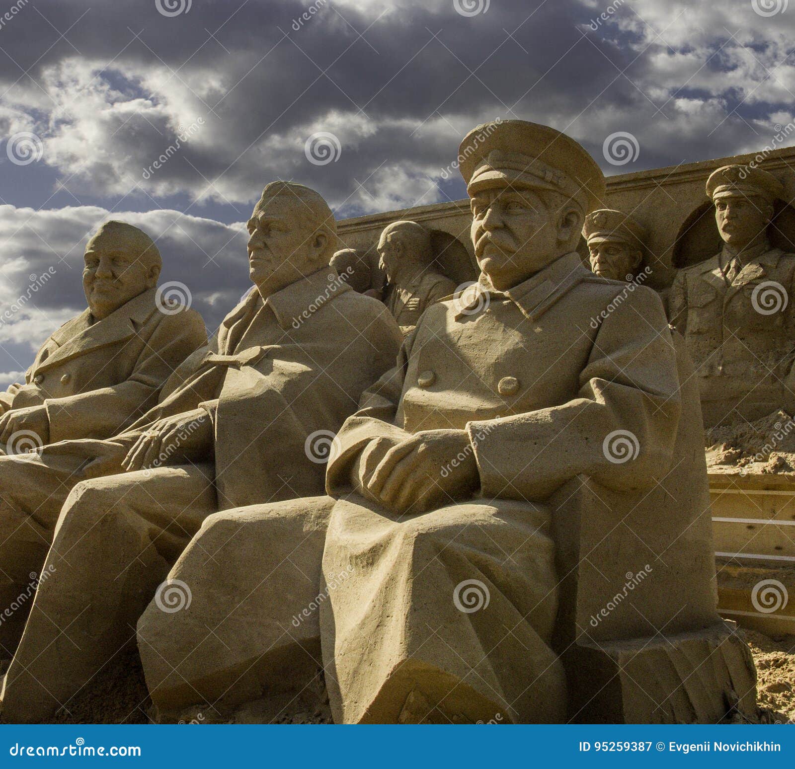 Tres grandes fotografía editorial. Imagen de jefe, cielo - 95259387