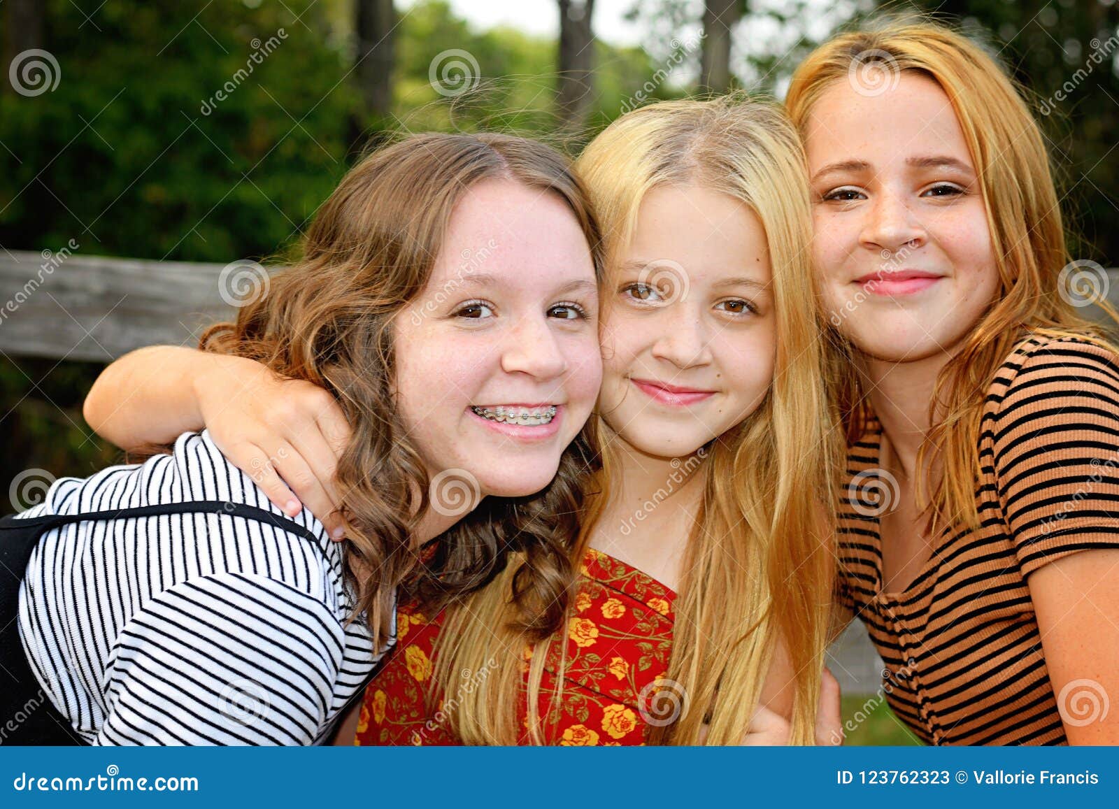 Tres hermanas junto imagen de archivo. Imagen de adolescente - 123762323