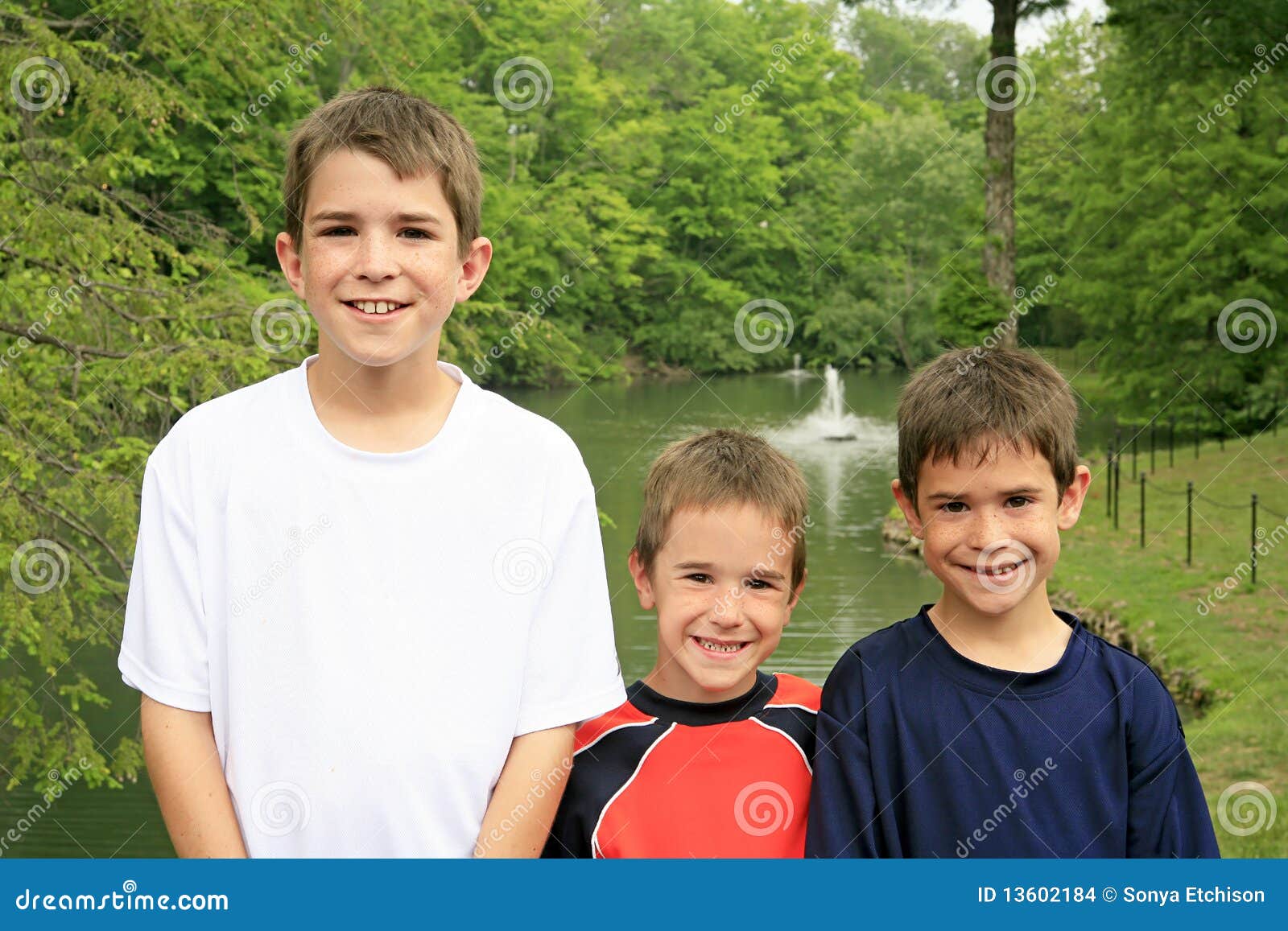 Tres hermanos foto de archivo. Imagen de caras, exterior - 13602184