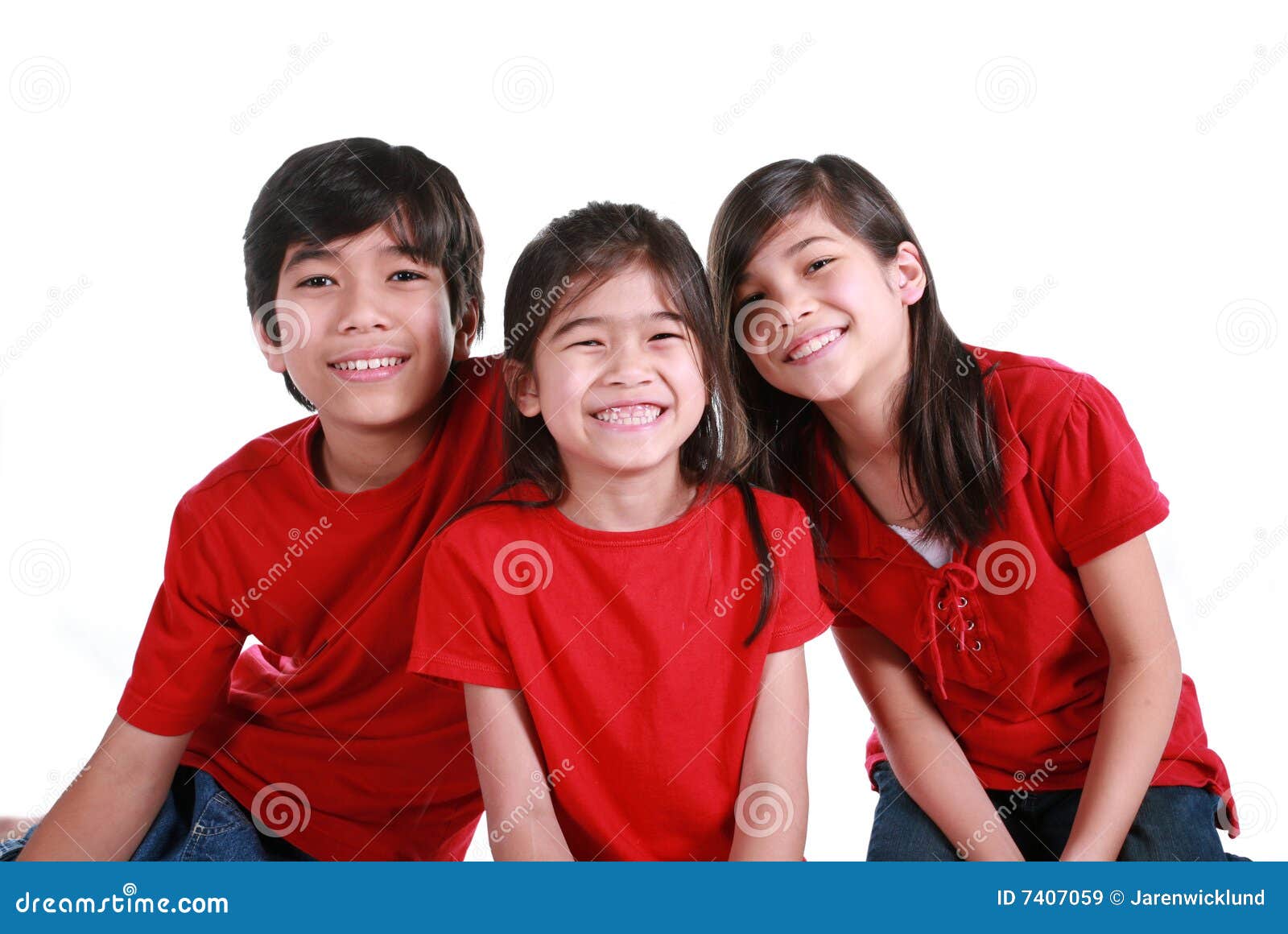 Tres hermanos imagen de archivo. Imagen de sentada, cabritos - 7407059