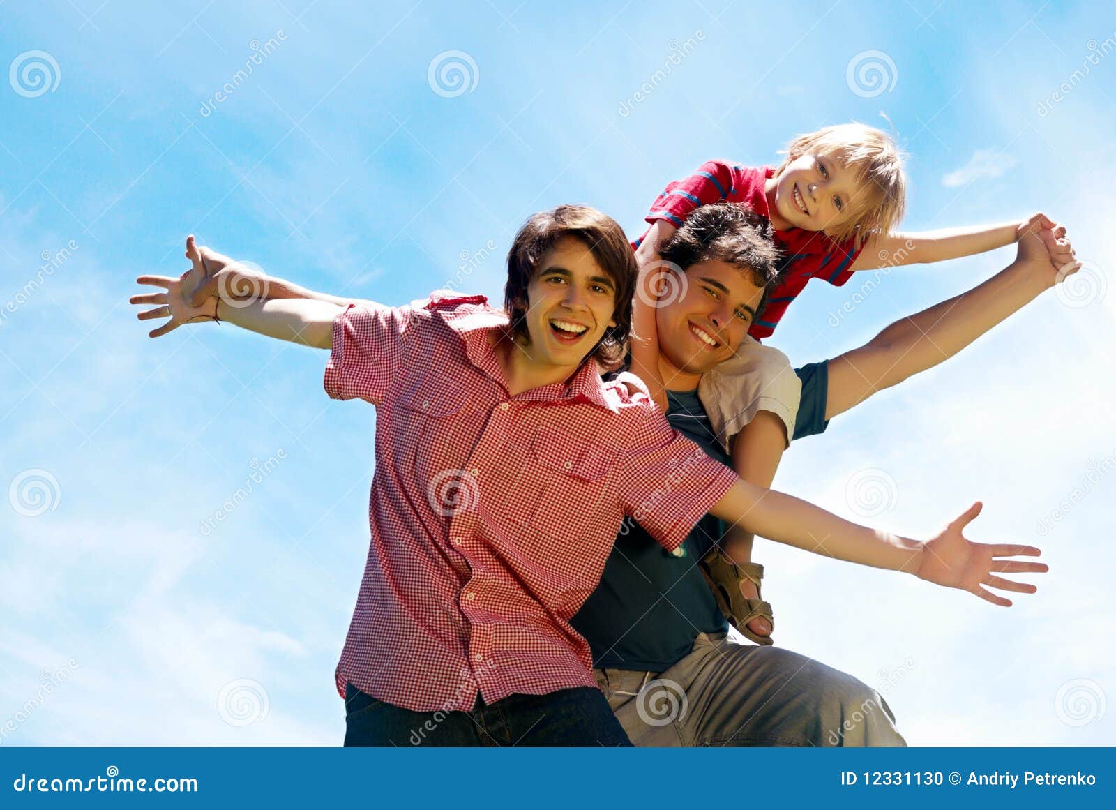 Tres Hermanos De Diversa Vuelta Foto de archivo - Imagen de americano ...