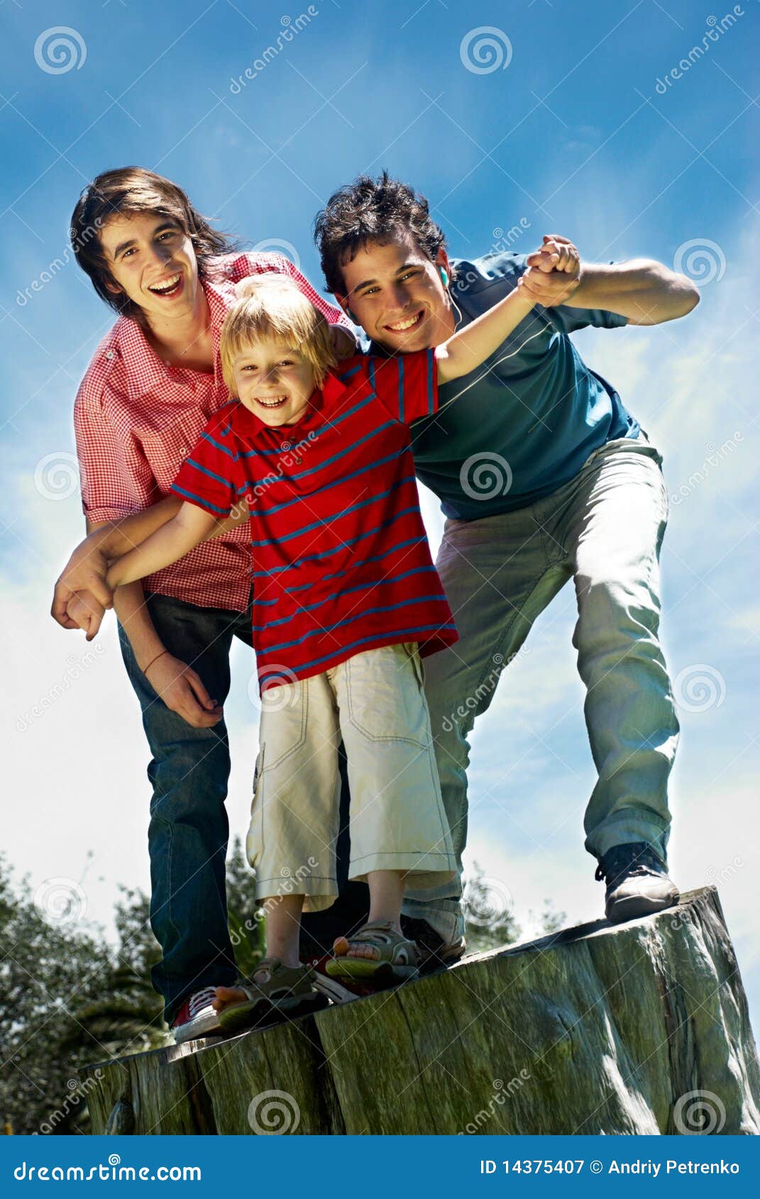 Tres Hermanos De Diversa Vuelta Contra El Cielo Imagen de archivo ...