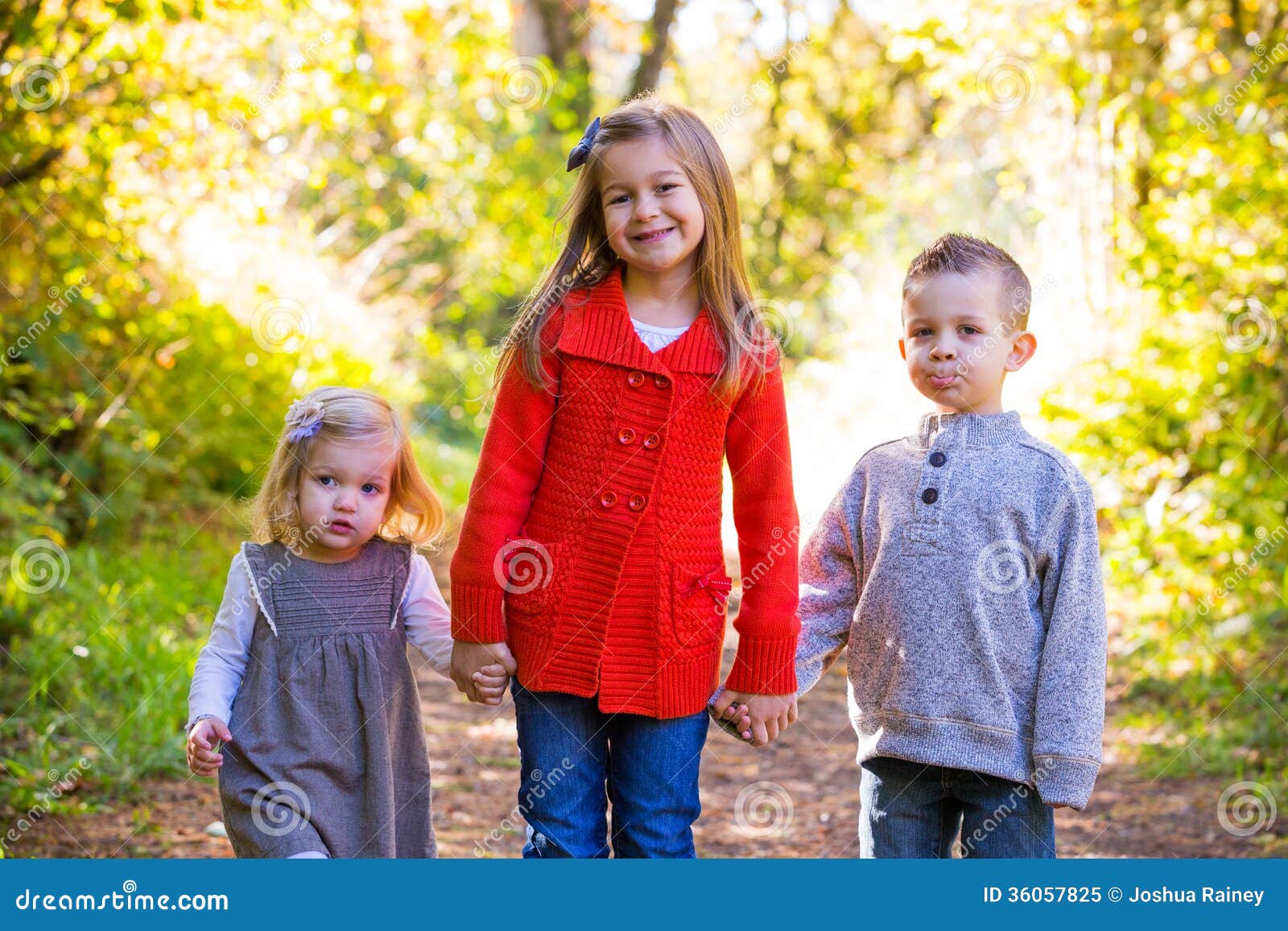Tres hermanos jovenes imagen de archivo. Imagen de tres - 36057825