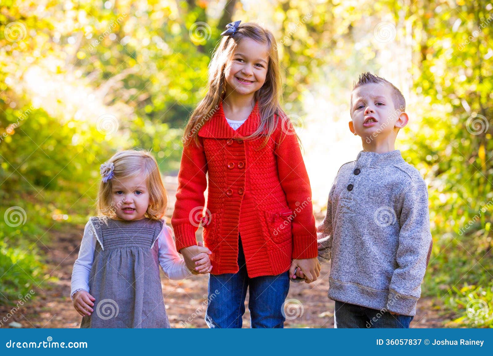 Tres hermanos jovenes imagen de archivo. Imagen de tres - 36057837