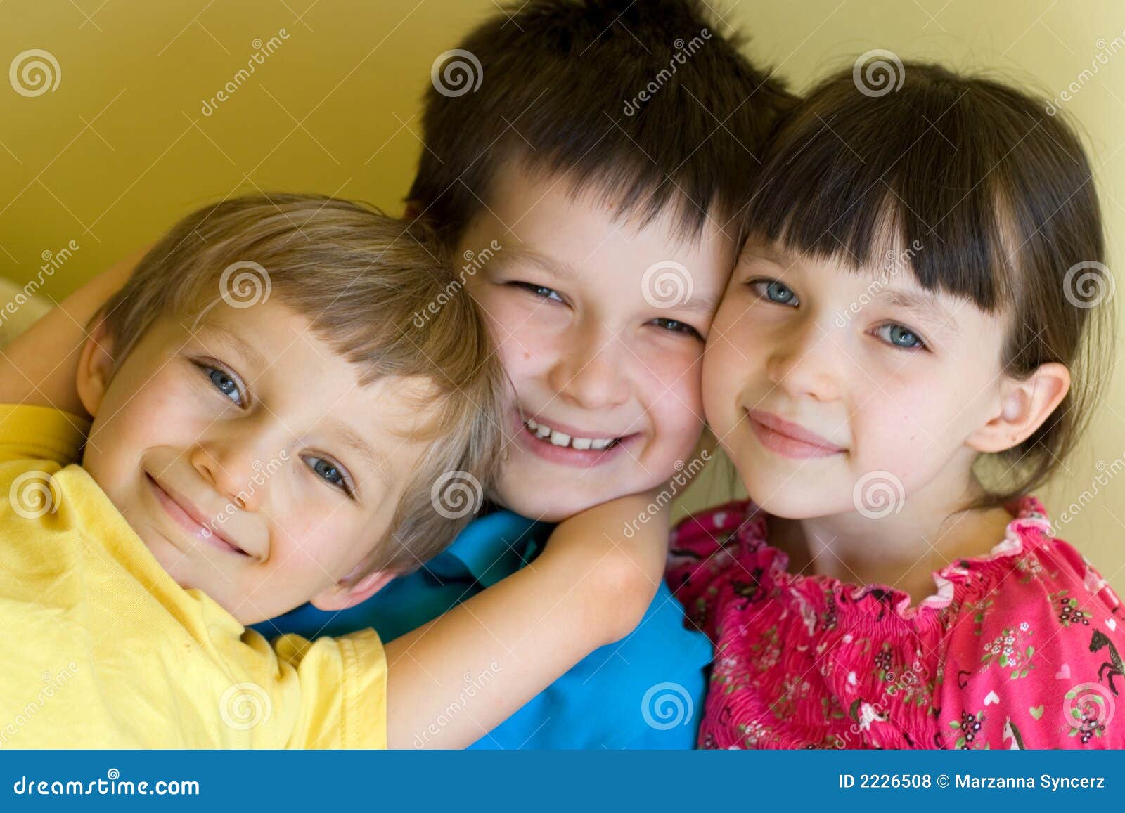 Tres Hermanos Jovenes Felices Foto de archivo - Imagen de lindo, gente ...
