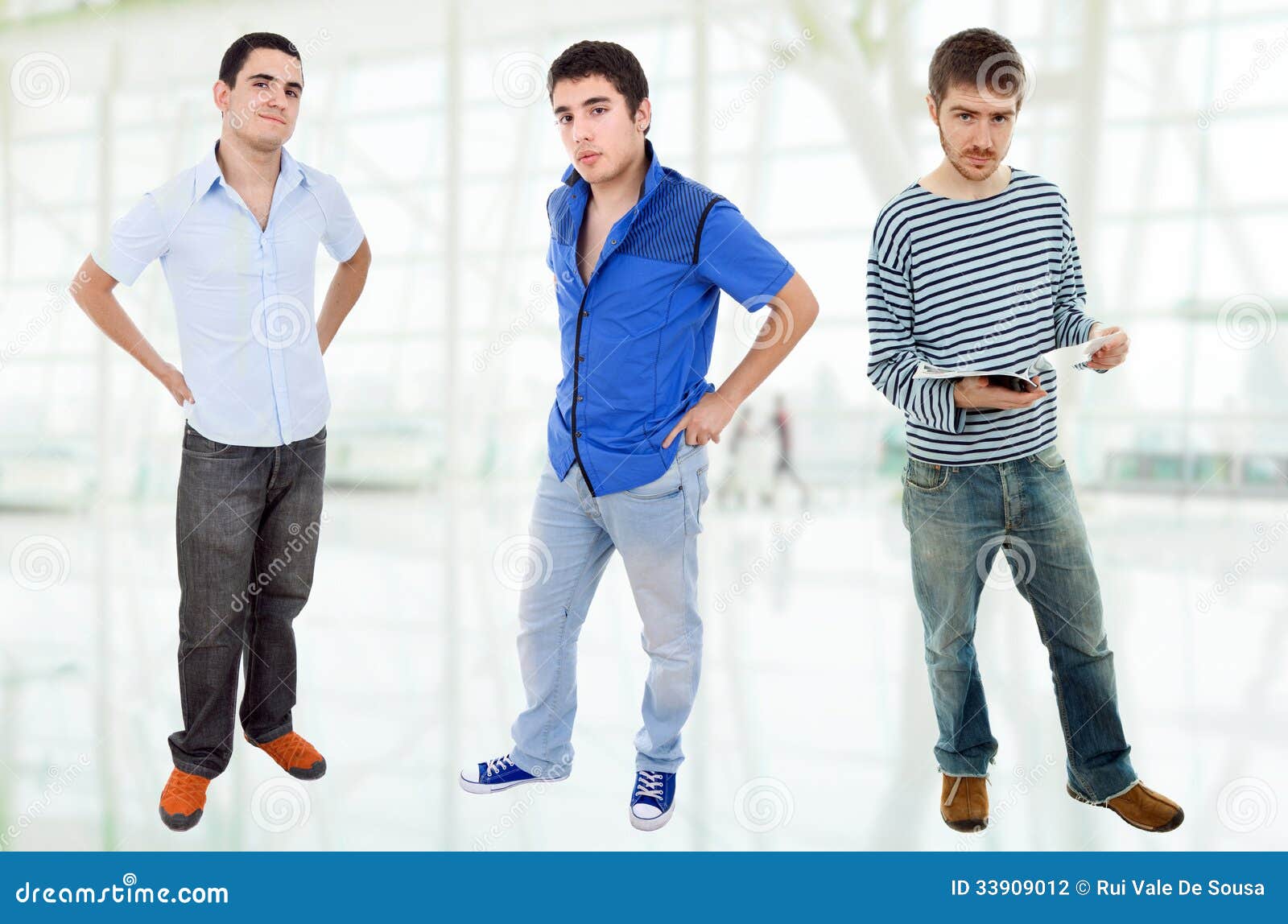 Tres hombres foto de archivo. Imagen de ocasional, colgante - 33909012