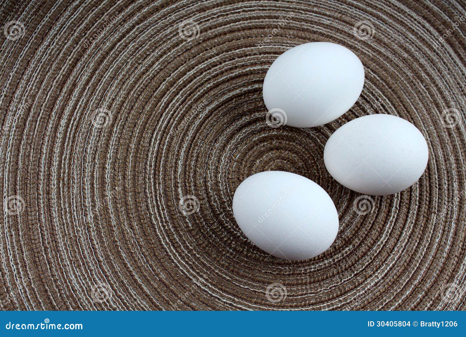 Tres huevos blancos foto de archivo. Imagen de duro, circular - 30405804