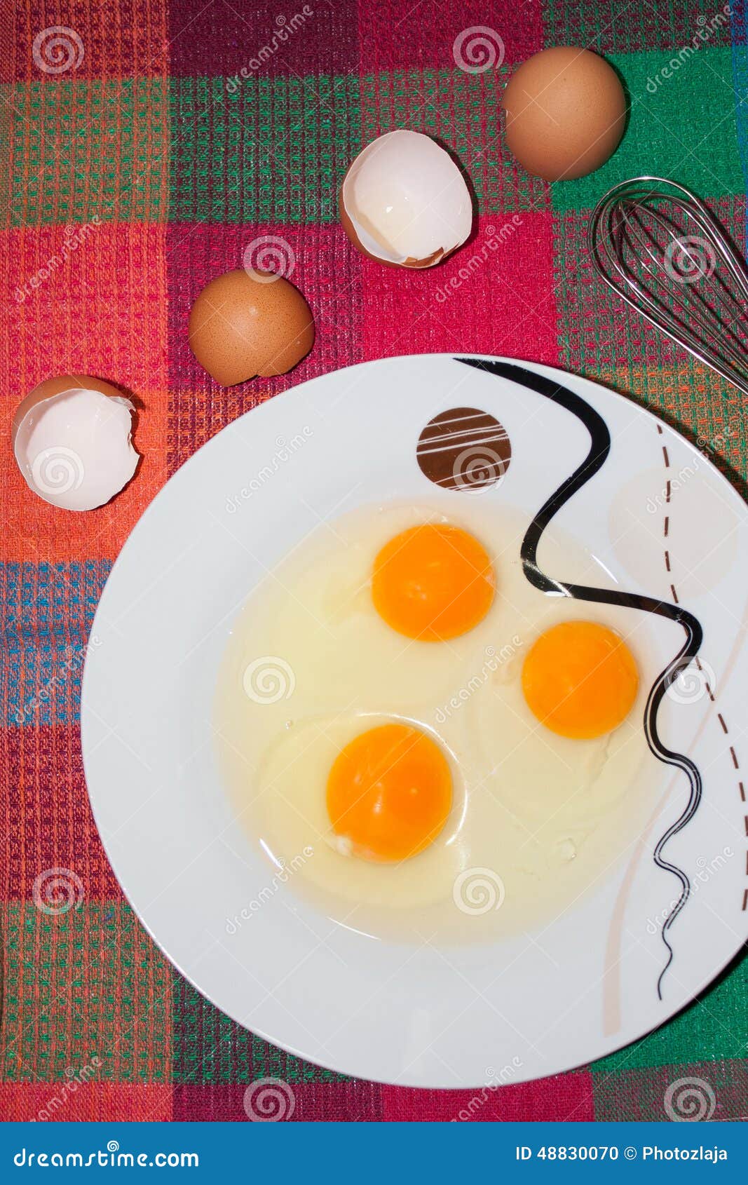 Tres huevos en la placa foto de archivo. Imagen de plato - 48830070