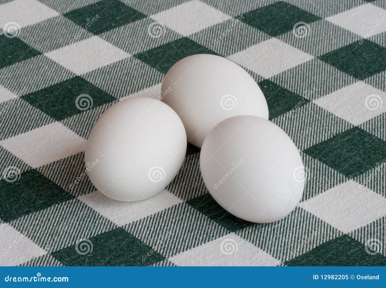 Tres huevos enteros imagen de archivo. Imagen de huevos - 12982205