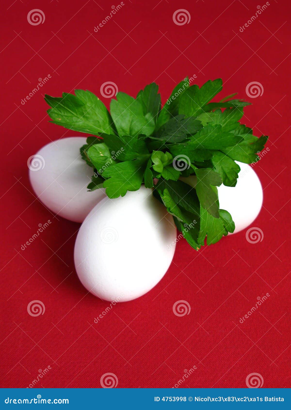 Tres huevos y perejiles foto de archivo. Imagen de alimento - 4753998