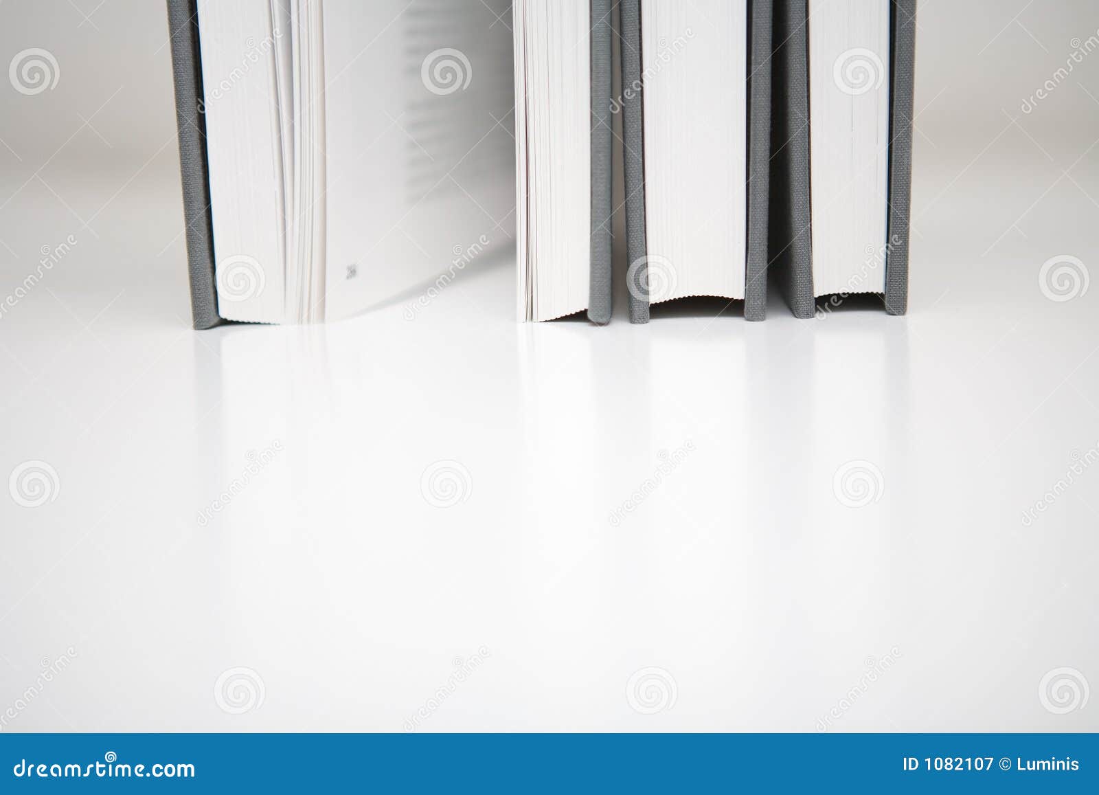 Tres libros imagen de archivo. Imagen de civilizado, moderno - 1082107