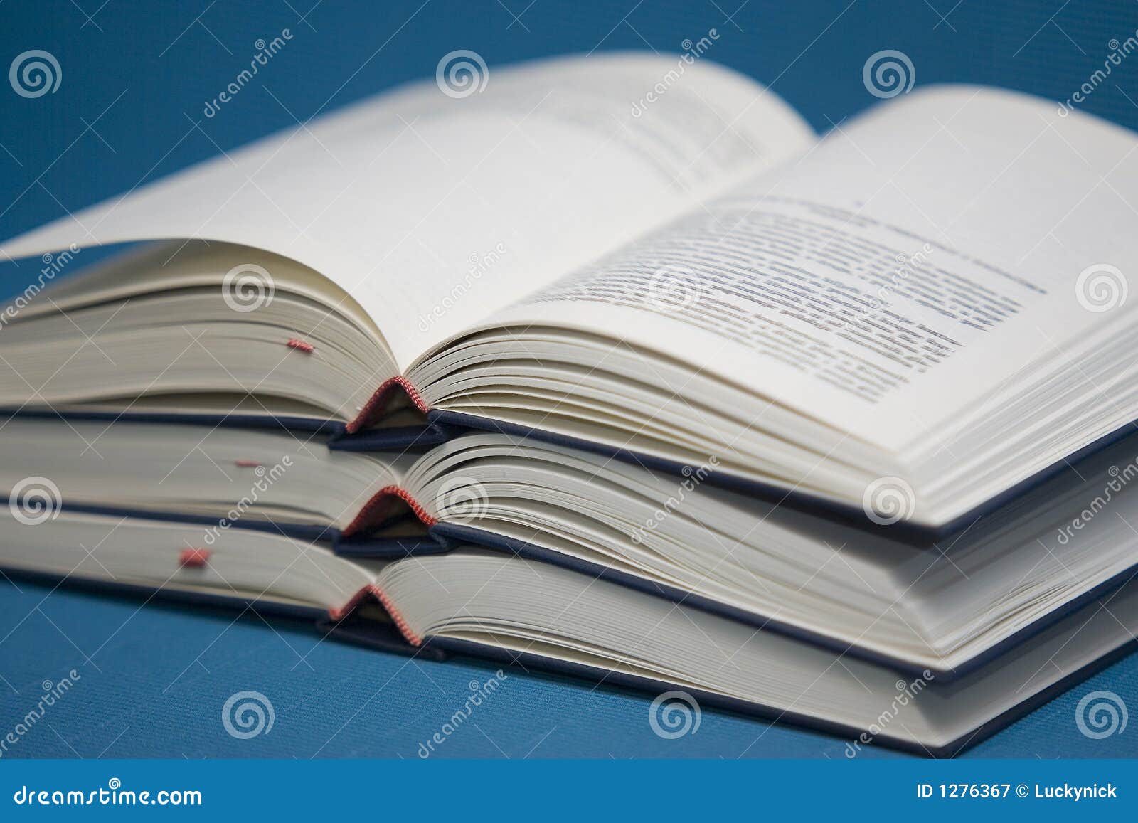 Tres libros abiertos imagen de archivo. Imagen de hechos - 1276367