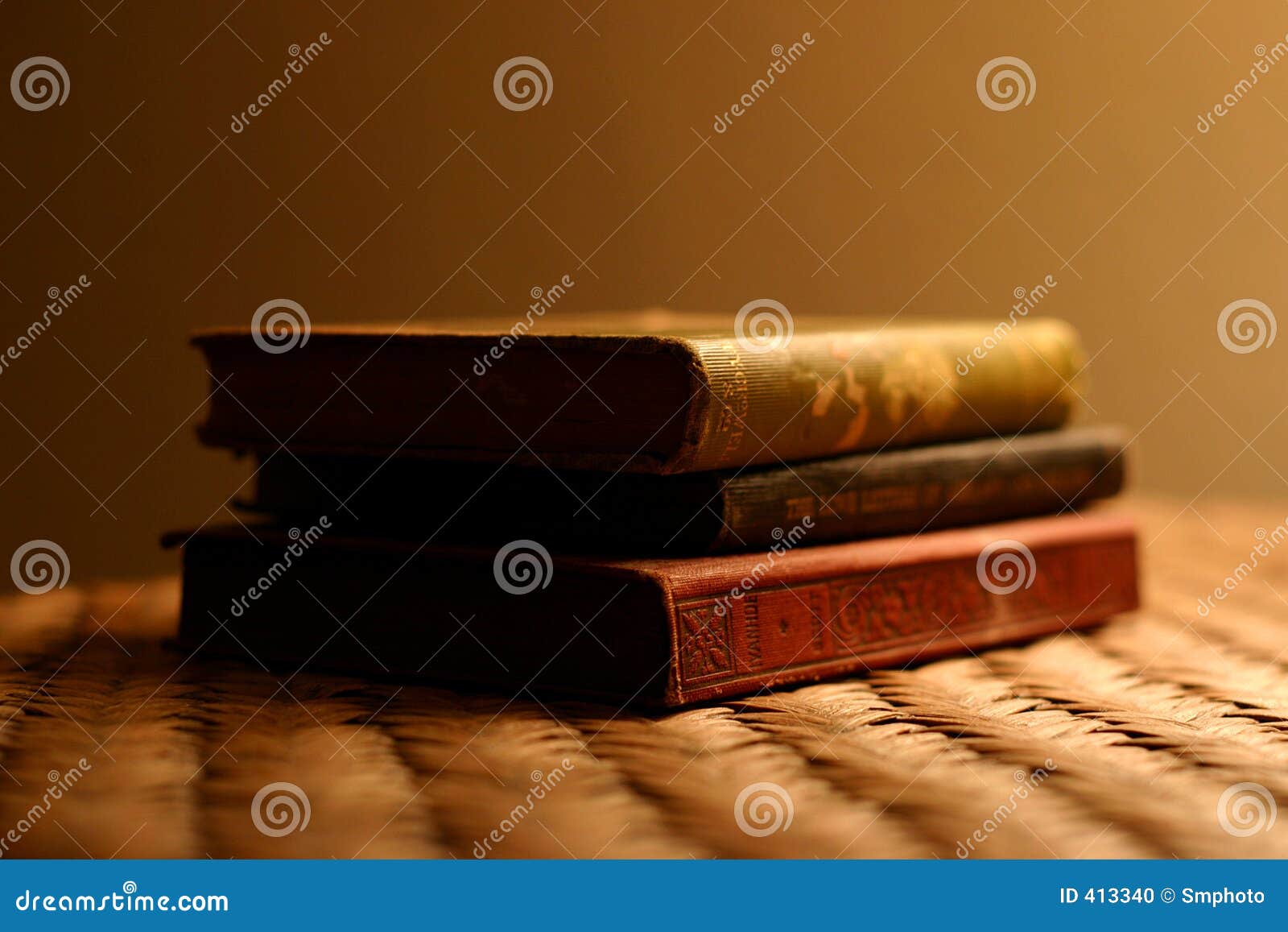 Tres libros antiguos foto de archivo. Imagen de escritora - 413340