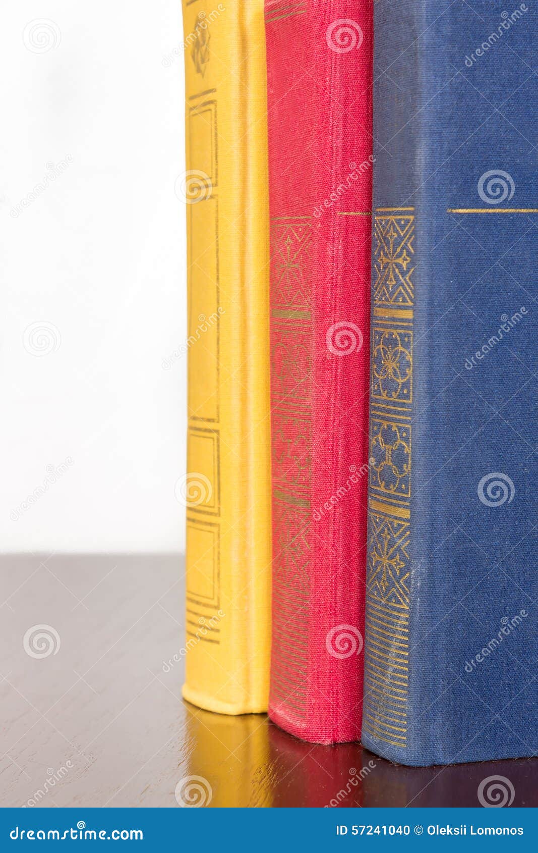 Tres Libros Grandes Del Arte Foto de archivo - Imagen de rojo, arte ...