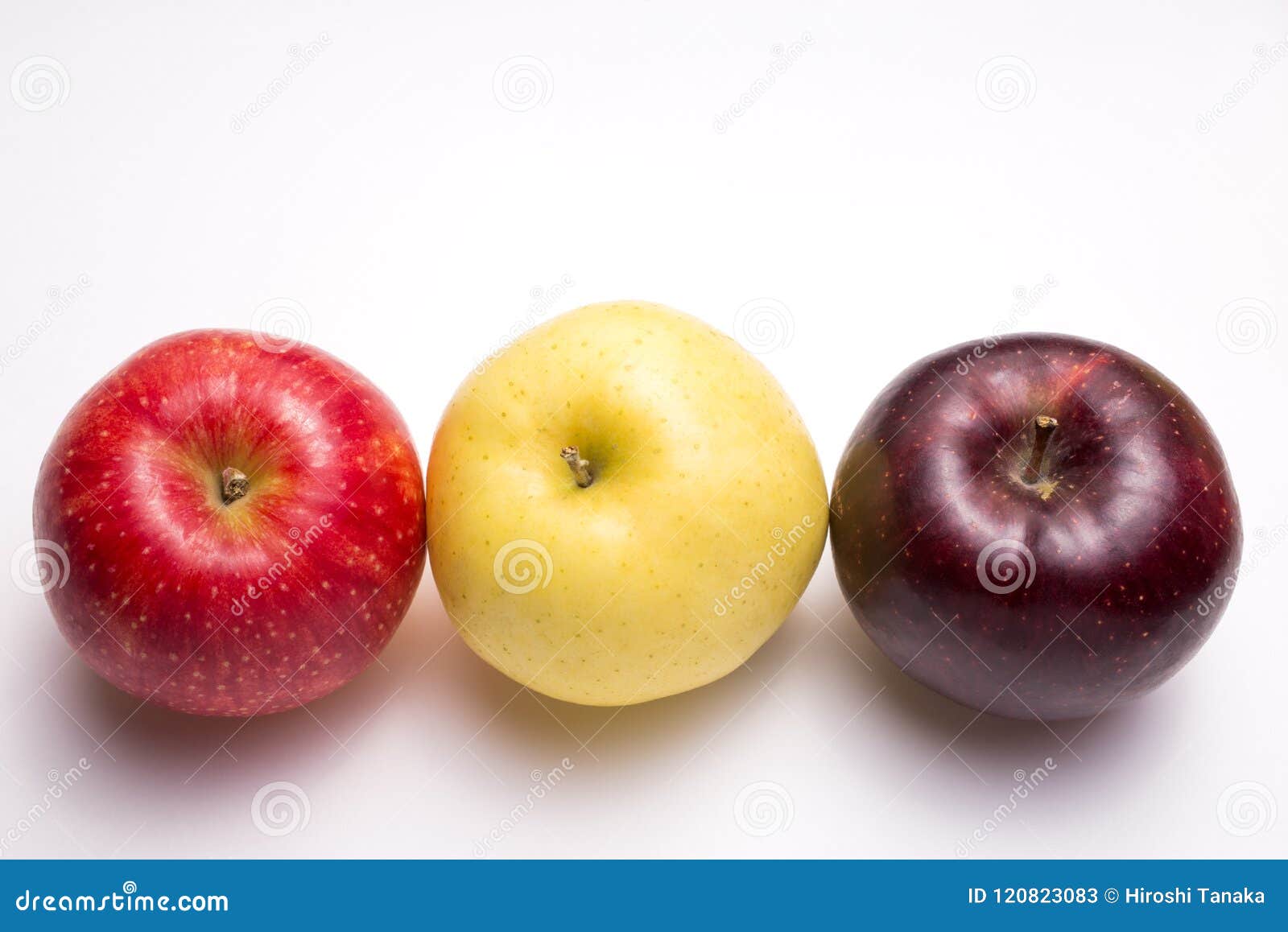 Tres Manzanas De Los Colores Imagen de archivo - Imagen de blanco ...