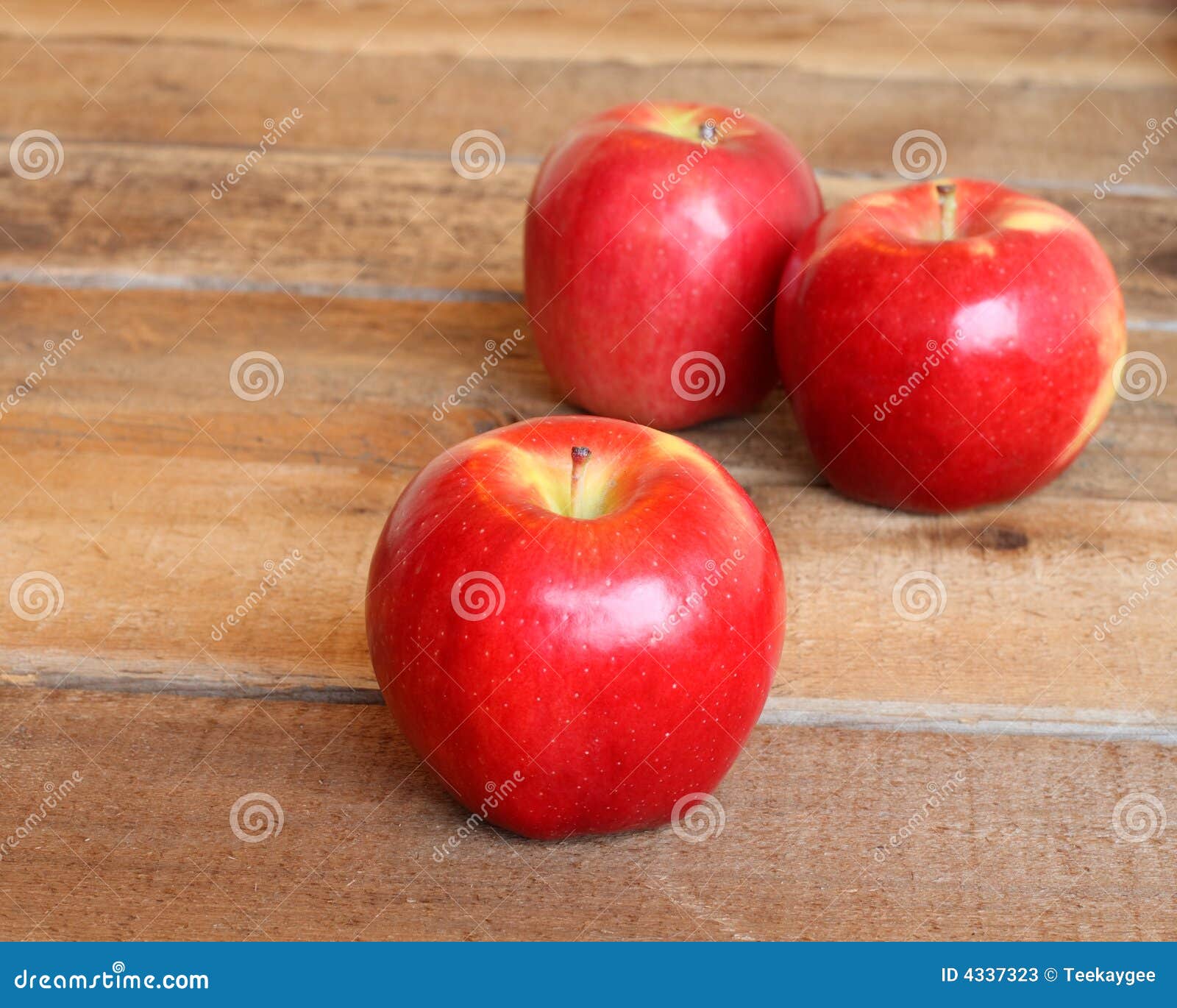 Tres Manzanas Rojas Maduras Imagen de archivo - Imagen de fruta, tres ...