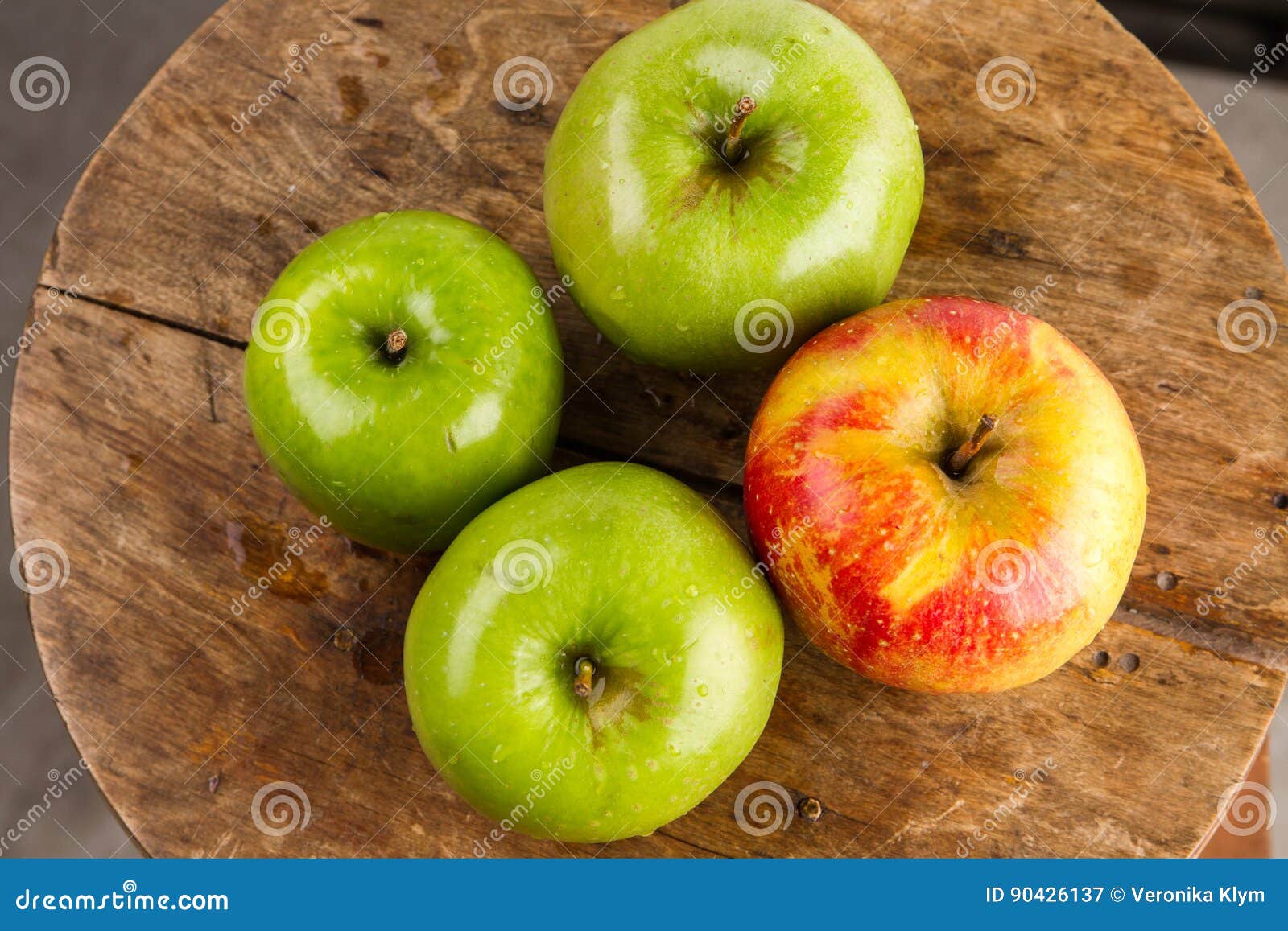 Tres Manzanas Verdes Y Un Rojo Imagen de archivo - Imagen de nadie ...