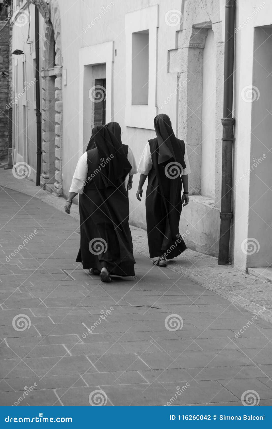 Tres Monjas De La Orden Franciscana Foto de archivo - Imagen de ...