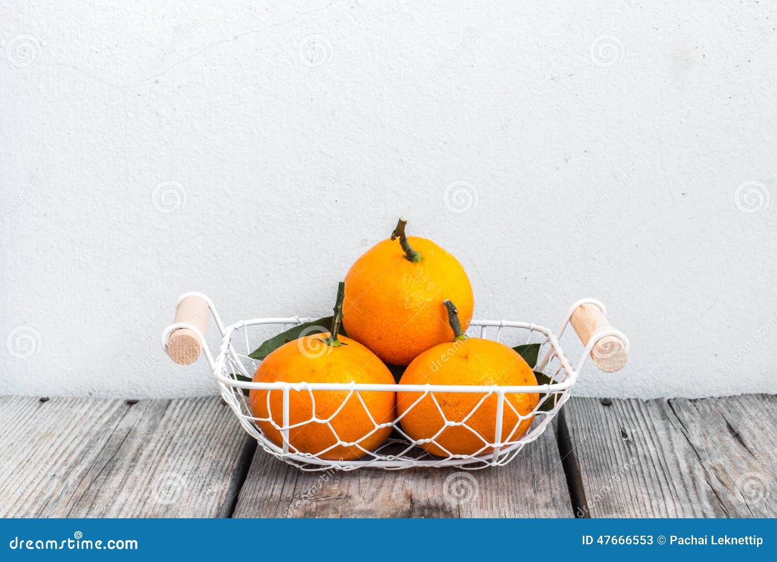 Tres naranjas en cesta imagen de archivo. Imagen de cubo - 47666553