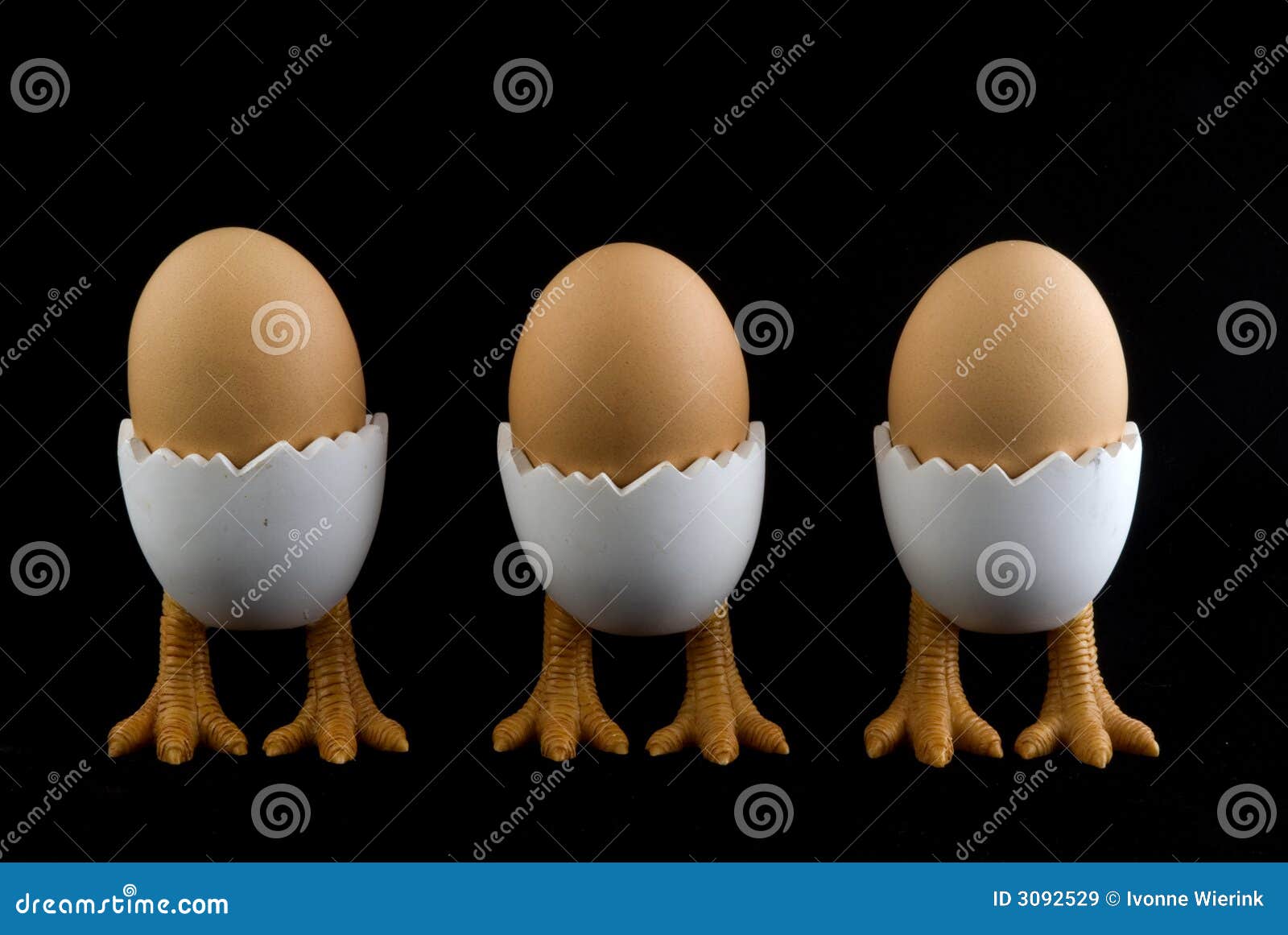 Tres Pájaros Con Los Huevos Imagen de archivo - Imagen de blanco, taza ...