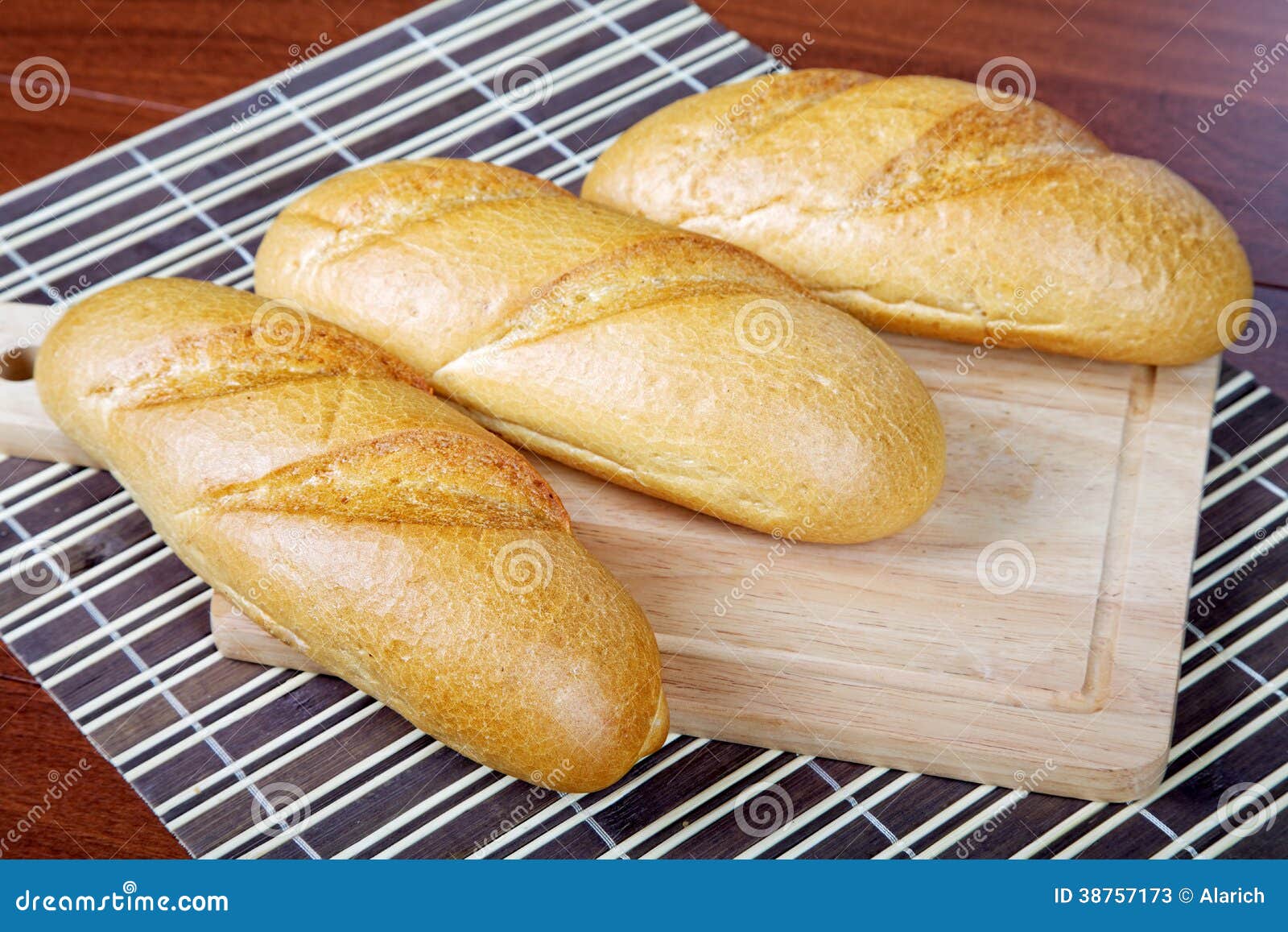 Tres Panes Largos En Un Tablero Imagen de archivo - Imagen de bollo ...