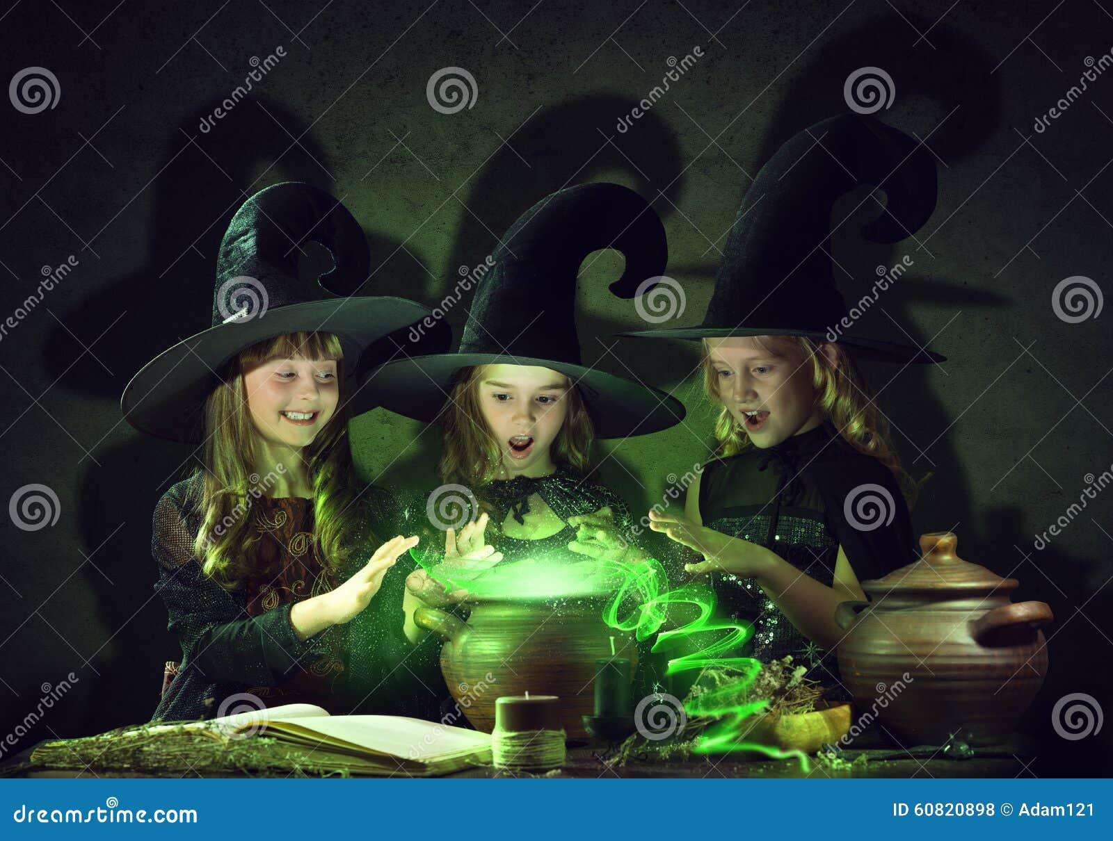 Tres pequeñas brujas foto de archivo. Imagen de belleza - 60820898