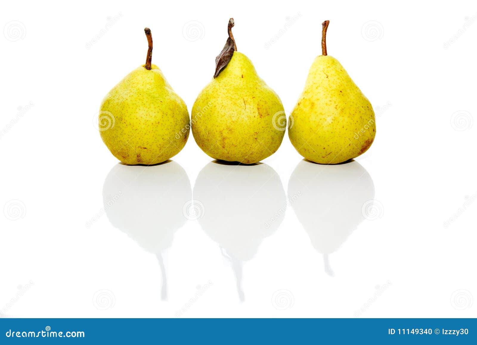 Tres Peras De La Vida Real En Blanco Aislado Foto de archivo - Imagen ...