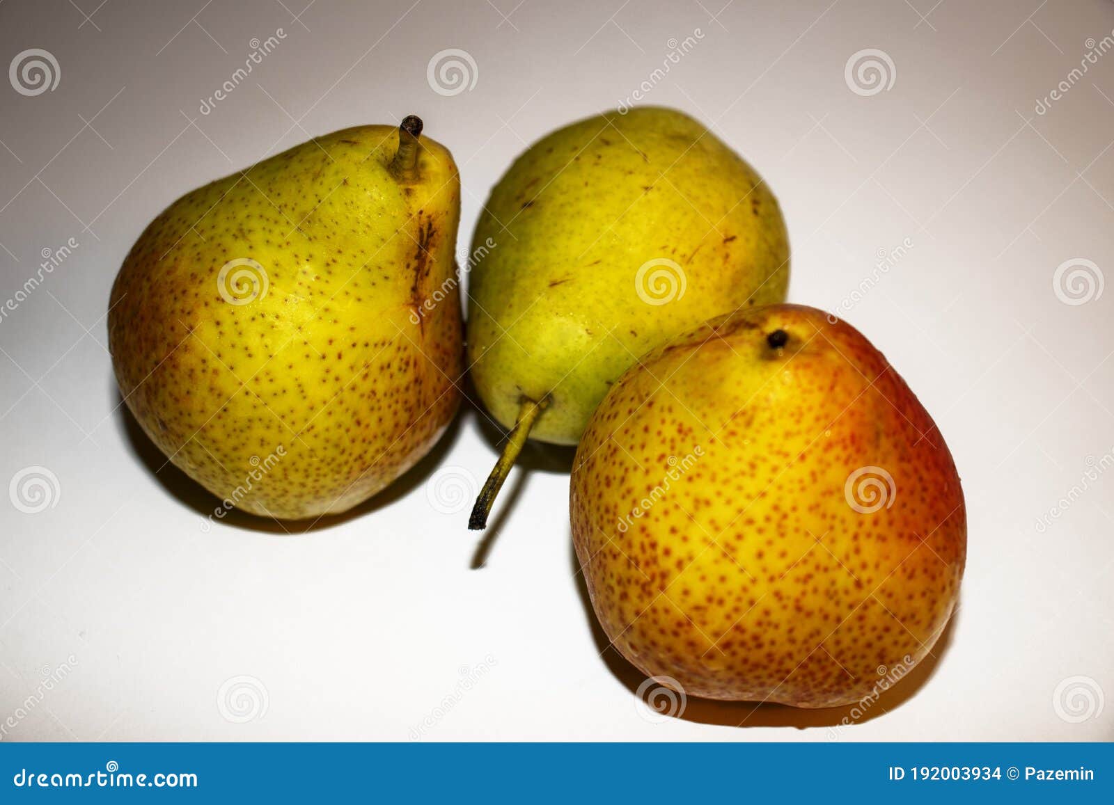 Tres Peras Sobre Fondo Blanco Foto de archivo - Imagen de sano ...