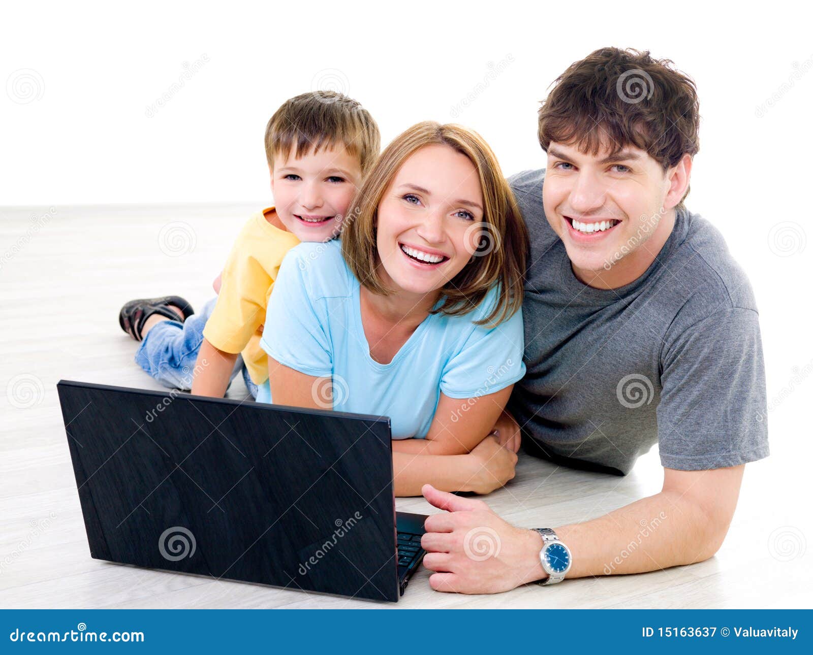 Tres Personas De Risa Con Una Computadora Portátil Imagen de archivo ...
