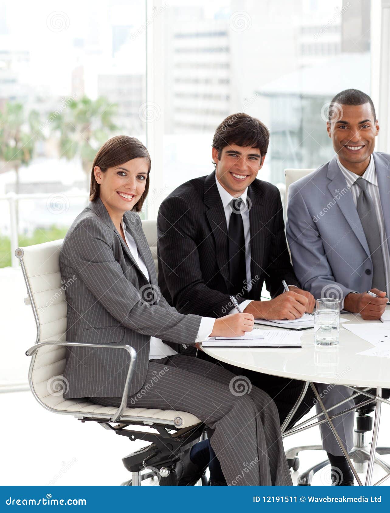 Tres personas en meting imagen de archivo. Imagen de coworker - 12191511