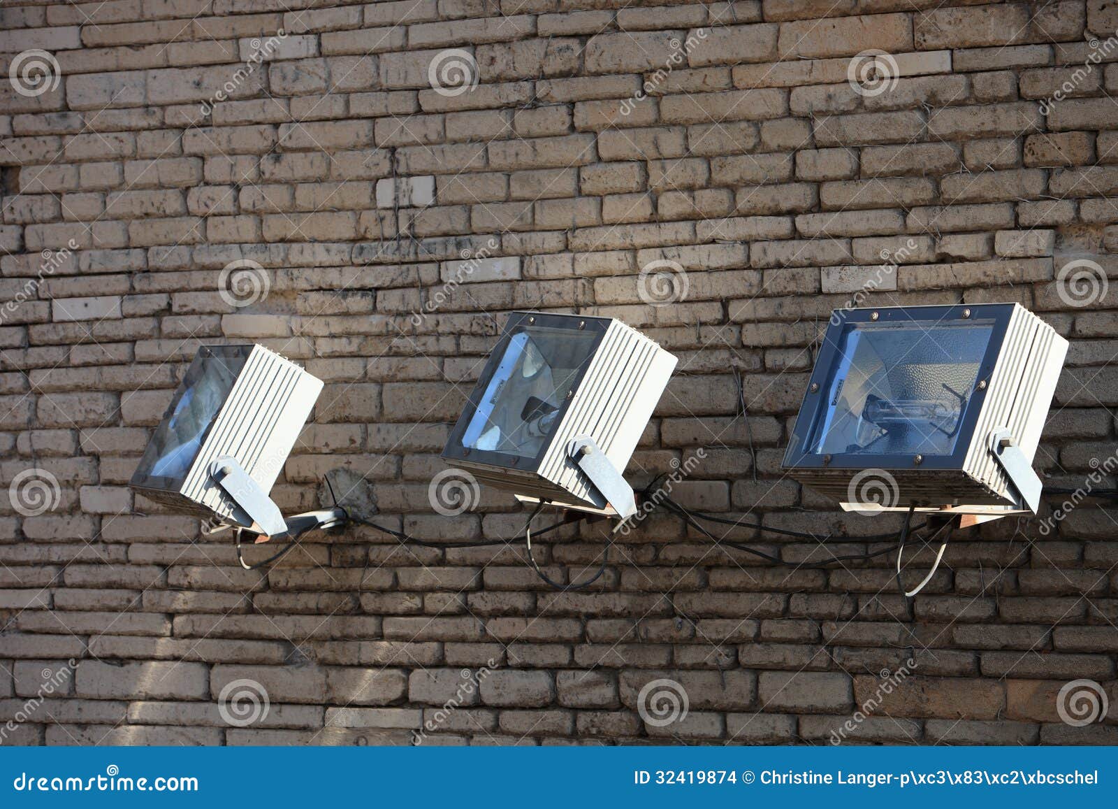 Tres Proyectores En Una Pared De Ladrillo Foto de archivo - Imagen de ...