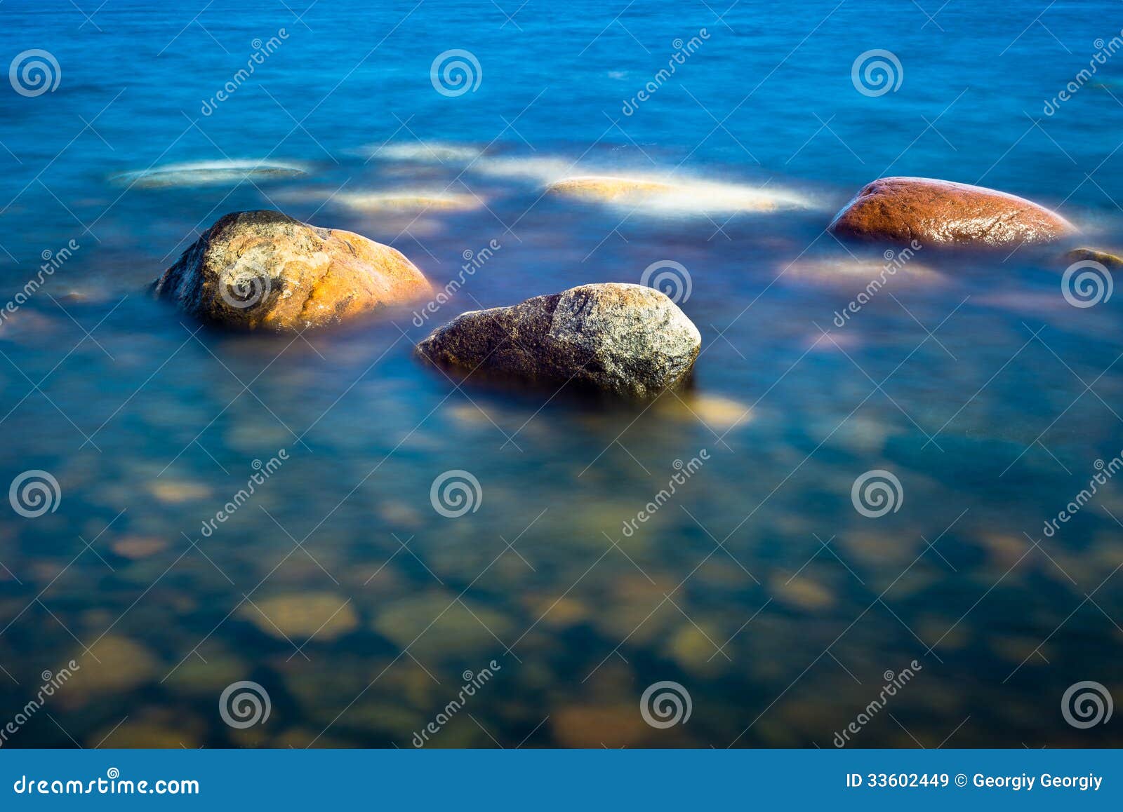 Tres Rocas En El Agua Tranquila Imagen de archivo - Imagen de soledad ...