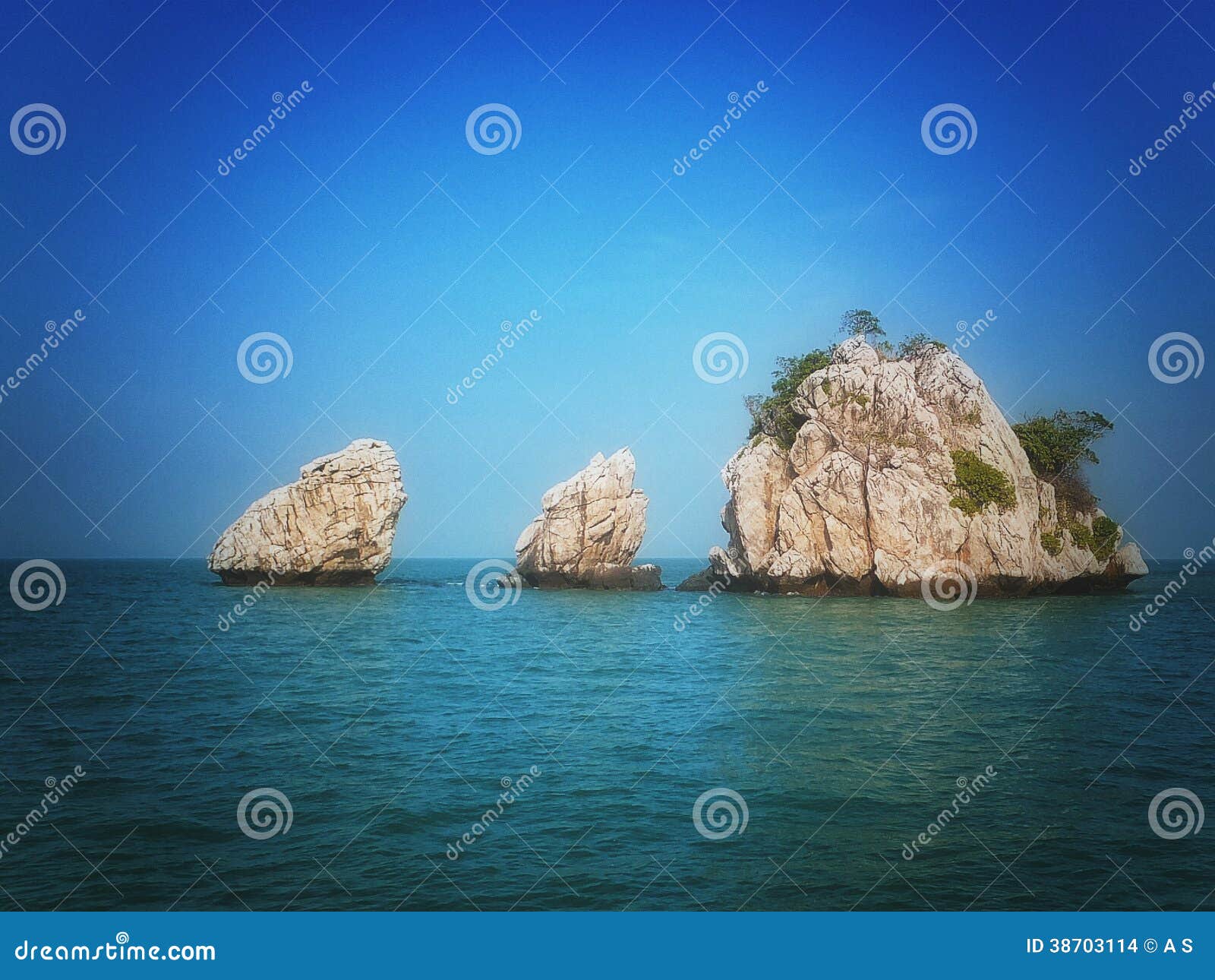 Tres rocas solas foto de archivo. Imagen de azul, protegido - 38703114