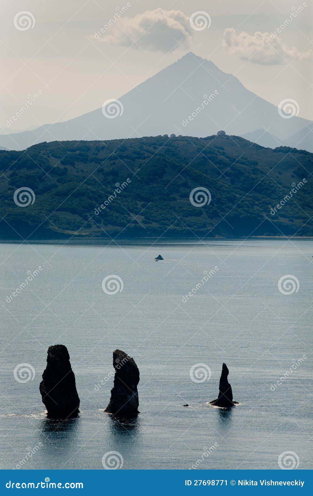 Tres Rocas Y Volcanes De Los Hermanos Imagen de archivo - Imagen de ...
