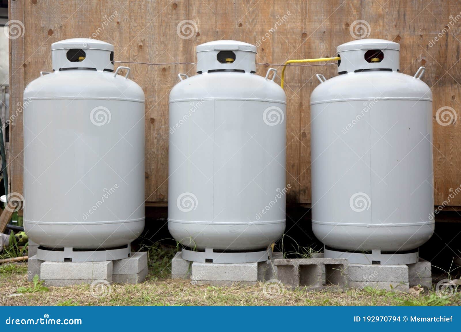Tres Tanques Grises De Propano Foto de archivo - Imagen de tanque ...