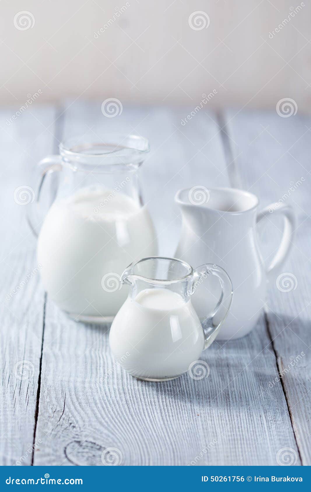 Tres tarros de la leche foto de archivo. Imagen de pedazo - 50261756